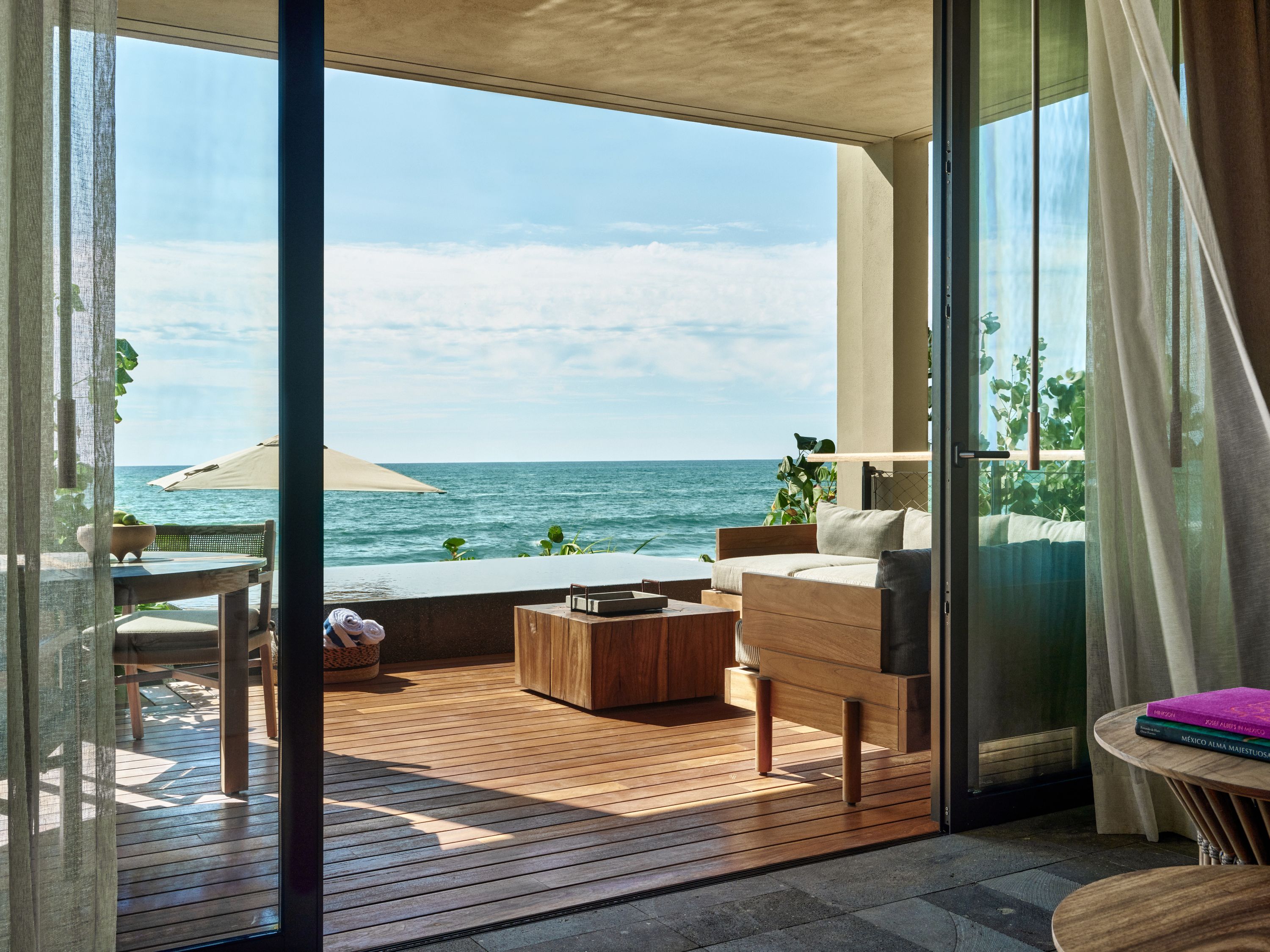 PREMIER BEACHFRONT STUDIO SUITE