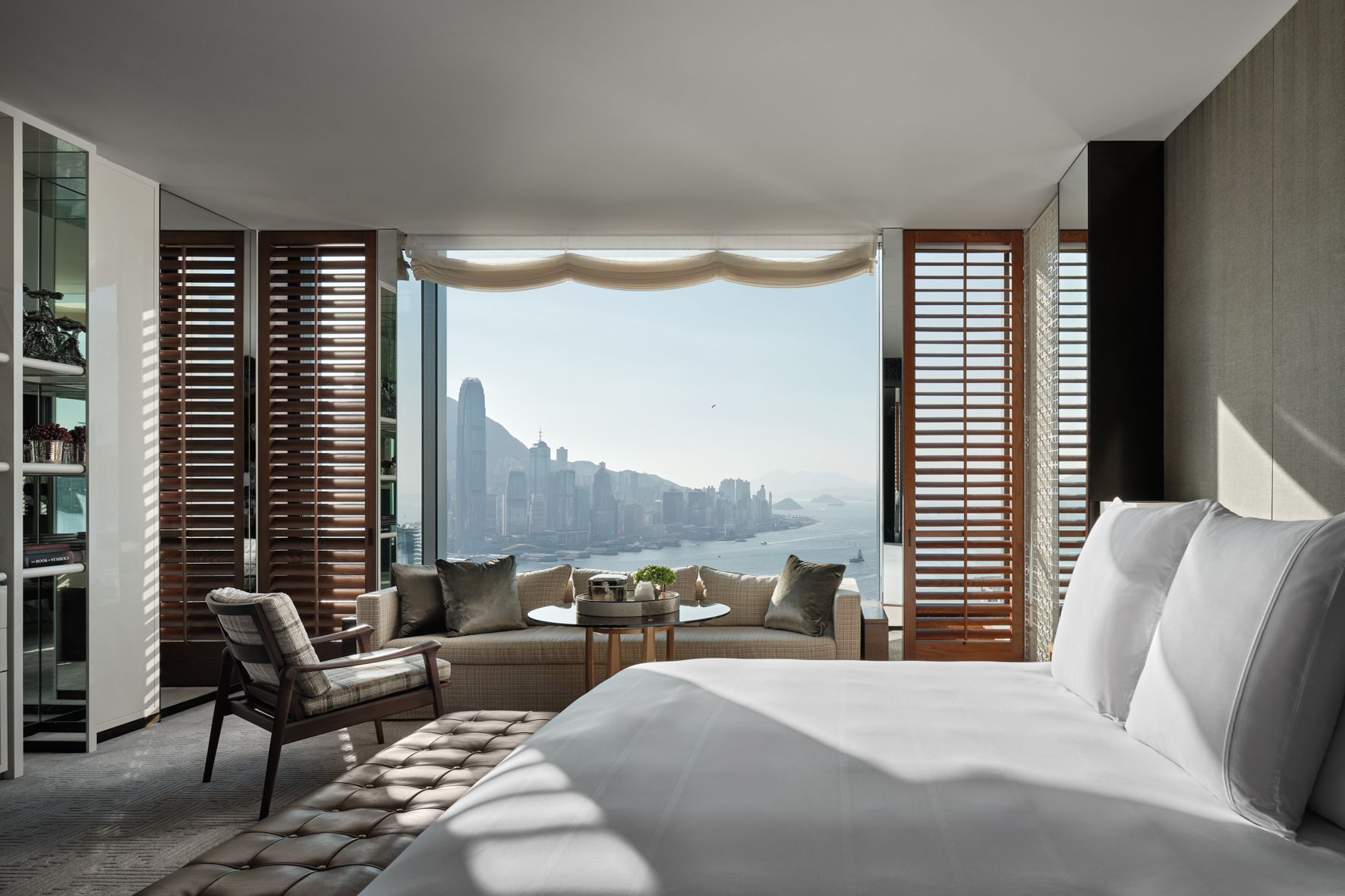 Deluxe Harbour Suite | Hong Kong Suites | Rosewood Hong Kong